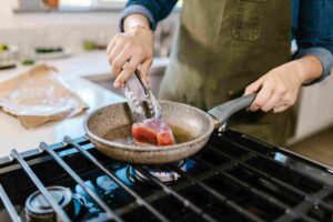 Apa Itu Shallow Frying? Contoh Makanan dan Teknik Memasaknya